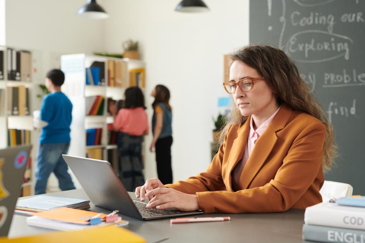 How to Select the Best Student Management System for Your School - WYSAX